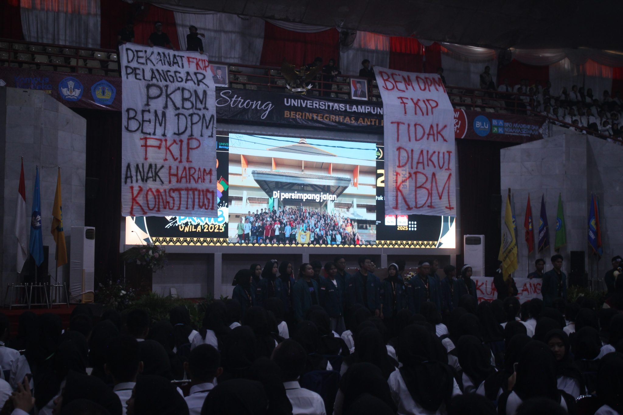 Maba Bingung, Spanduk Tolak BEM dan DPM FKIP Warnai PKKMB Unila 2025 ...